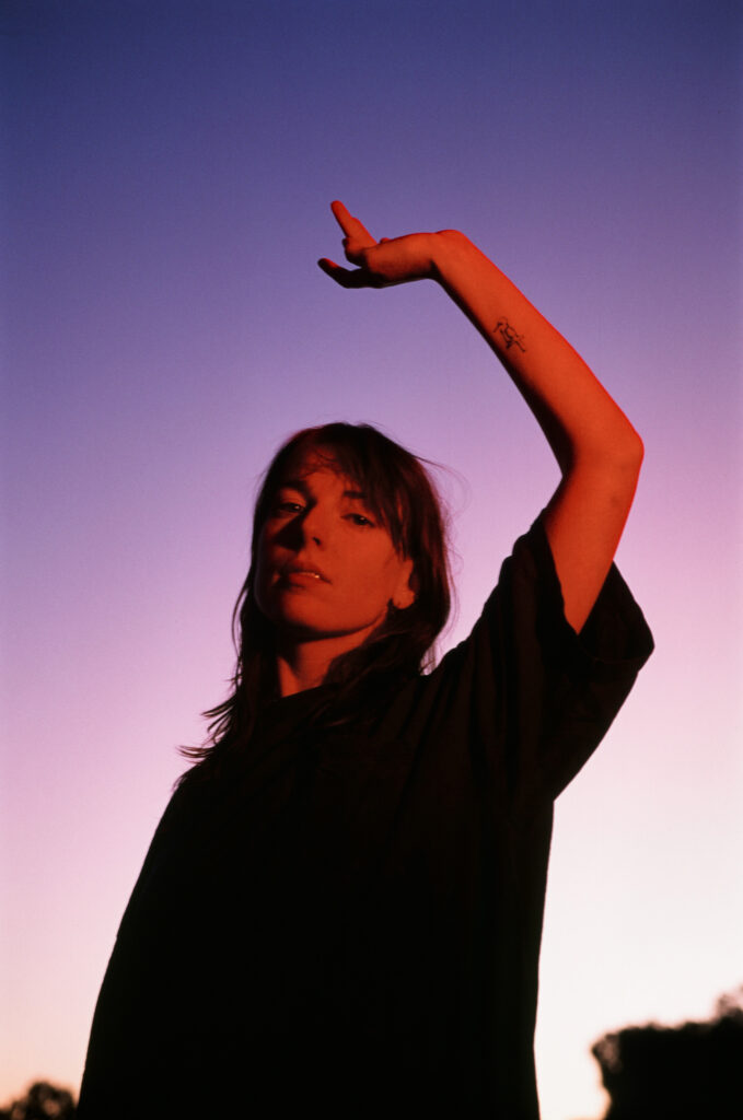 Angie McMahon kündigt Album "Light, Dark, Light Again" mit Video an ...