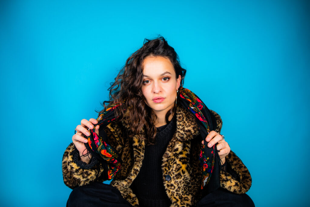 MAIKA kündigt Debütalbum "Holy Noon" mit Single "Little Lizard" an ...