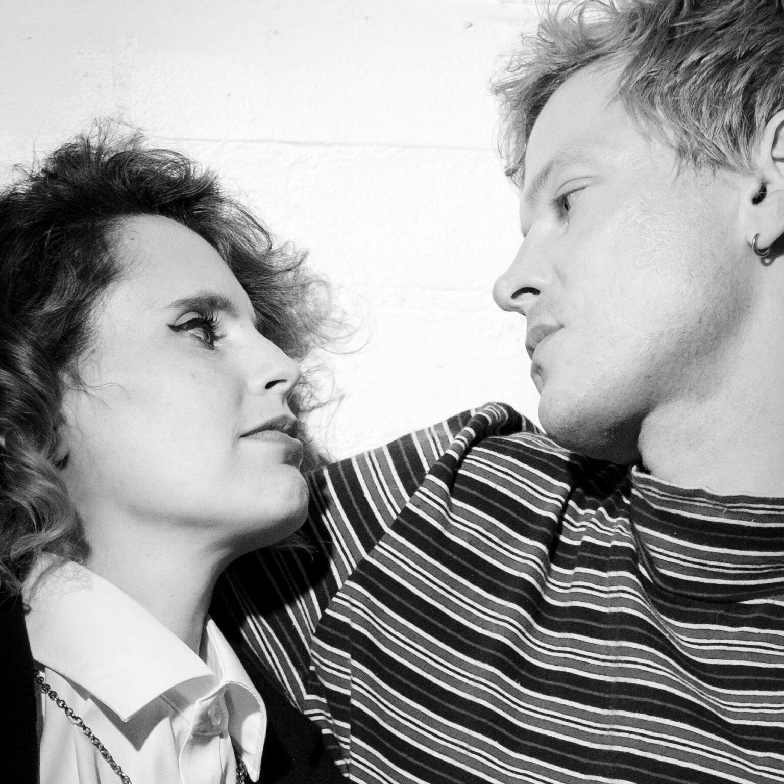 Flea veröffentlicht erstes Soloalbum „Honora“ mit Thom Yorke und Nick ...